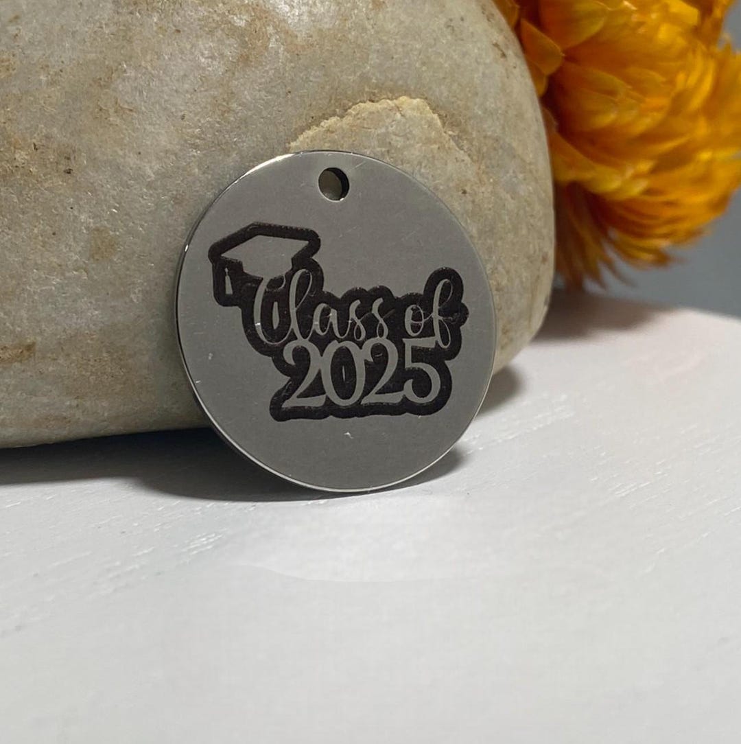 Clase de 2025 con birrete de graduación en dije redondo de acero ...