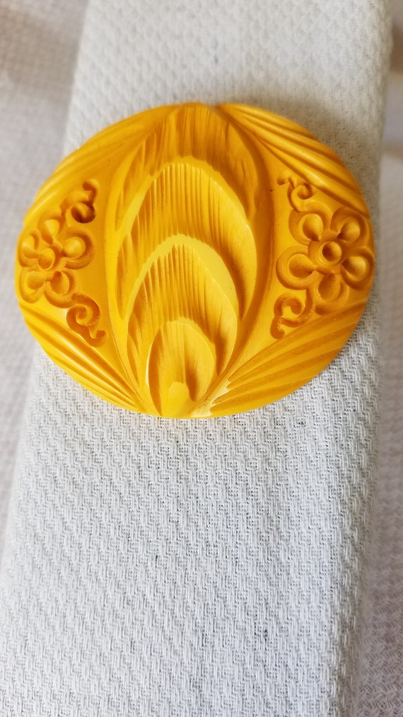 1930's-1940's CARVED BAKELITE BROOCH - Gem