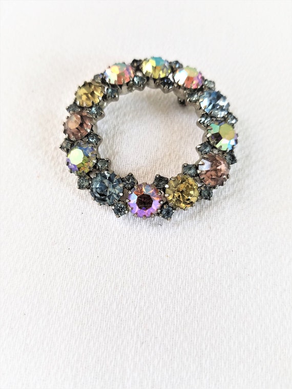 Vintage Karu Iridescent Rhinestone Circle Pin Gem