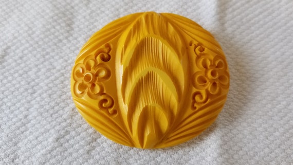 1930's-1940's CARVED BAKELITE BROOCH - Gem