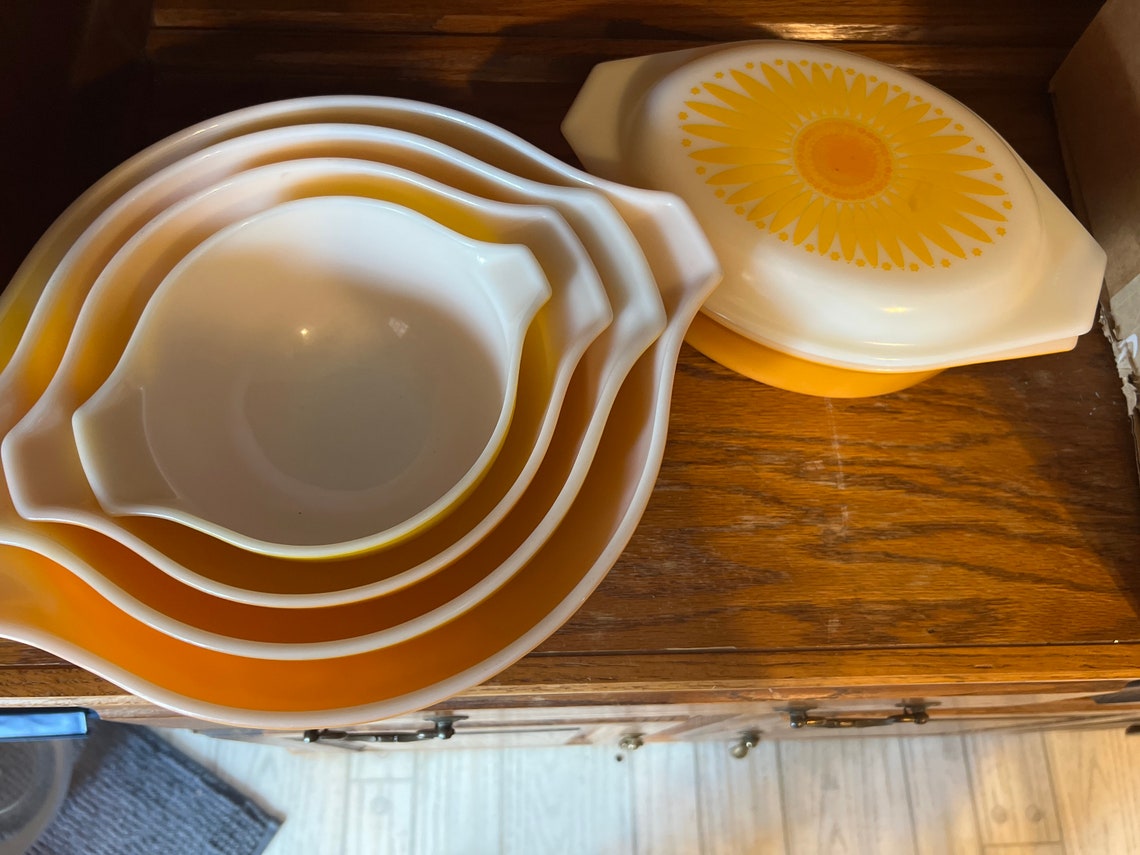 Pyrex Daisy Mixing Bowls Set of 4 - Etsy