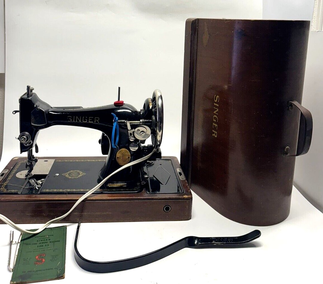 VINTAGE Singer 128-13 Portable Sewing Machine W/ Wood Case & Key ...
