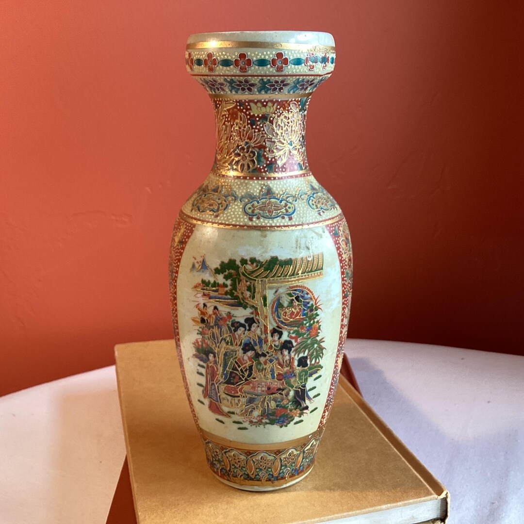 Japanese Gold Gilded Satsuma Vase. Elaborate Designs Dating Back to the ...