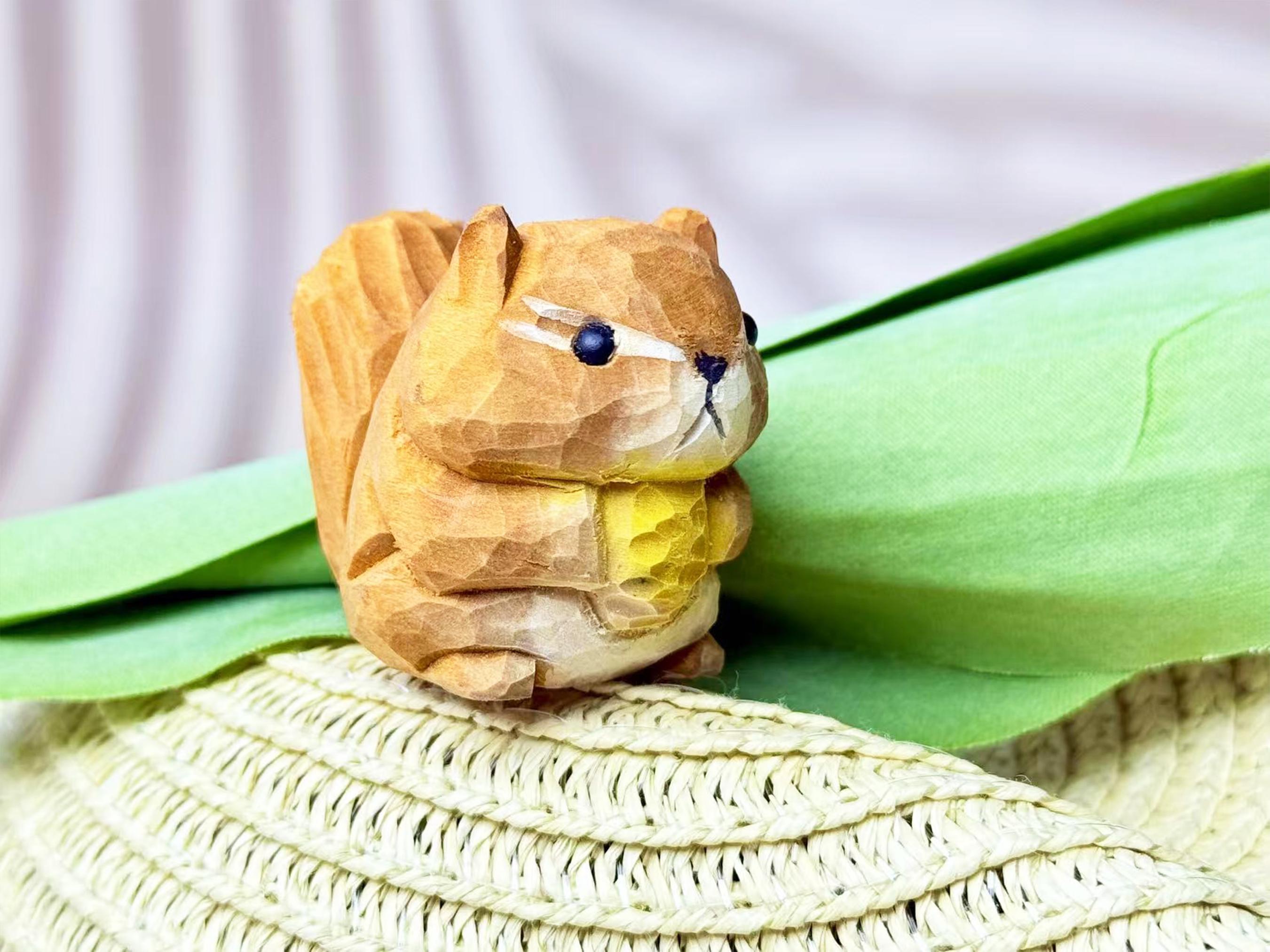 Adorable Mini Squirrel Wooden Carved Ornament Hand Carved Wooden Squirrel Statue Desk Decor