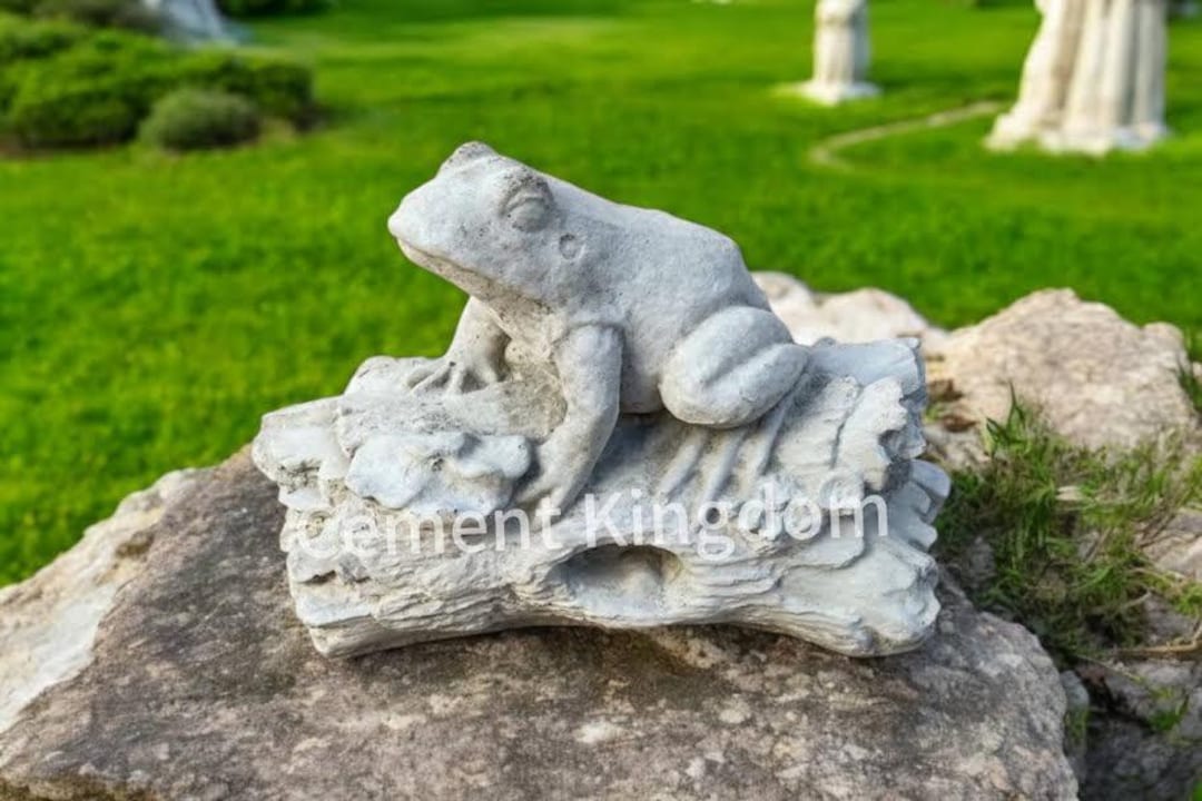 Frog on Log Statue, Concrete Frog Figure, Sitting Animal on Stump ...