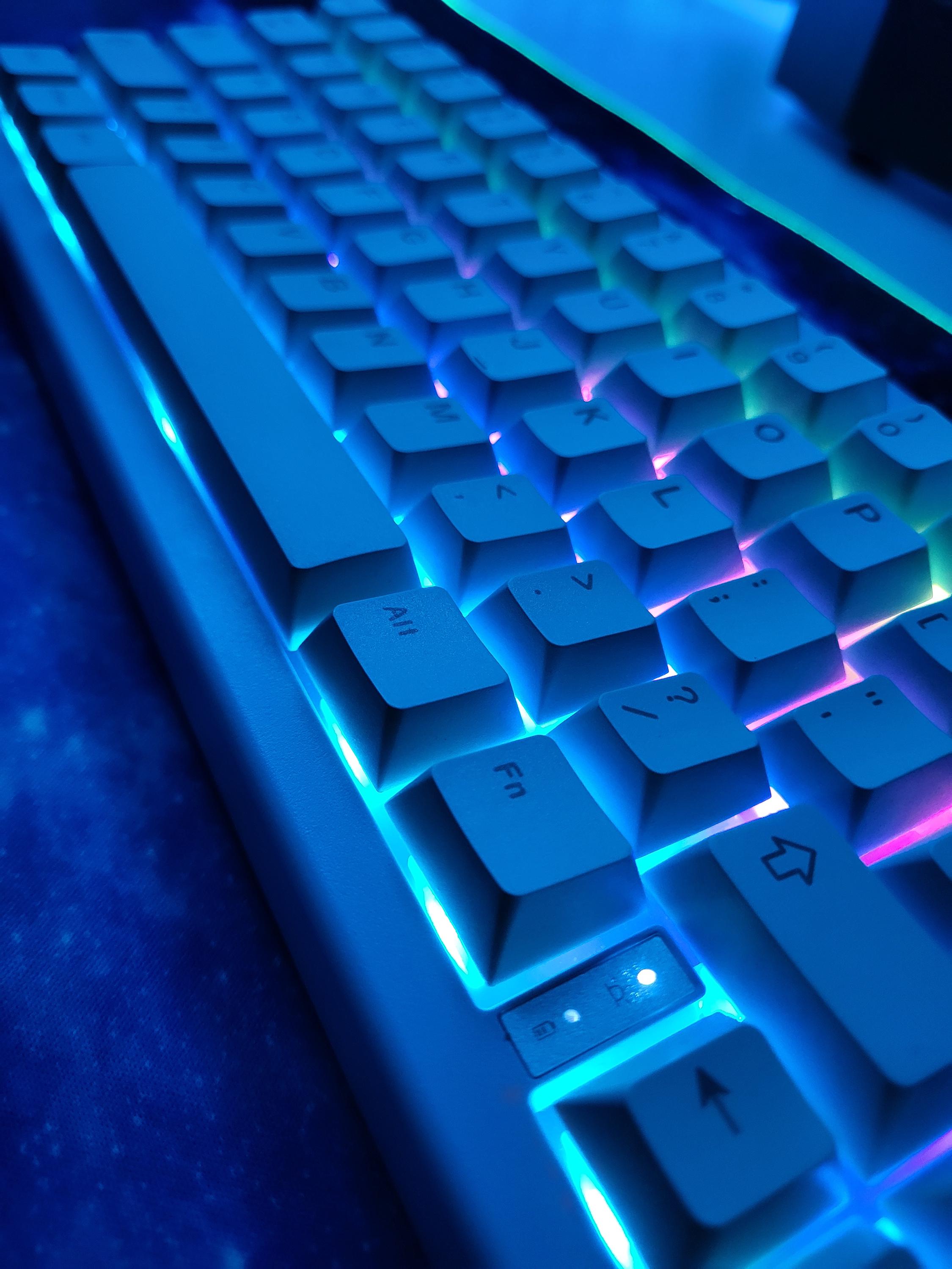 CK67 Mechanical Gaming Keyboard - Gradient Blue Minimalistic Keycaps ...