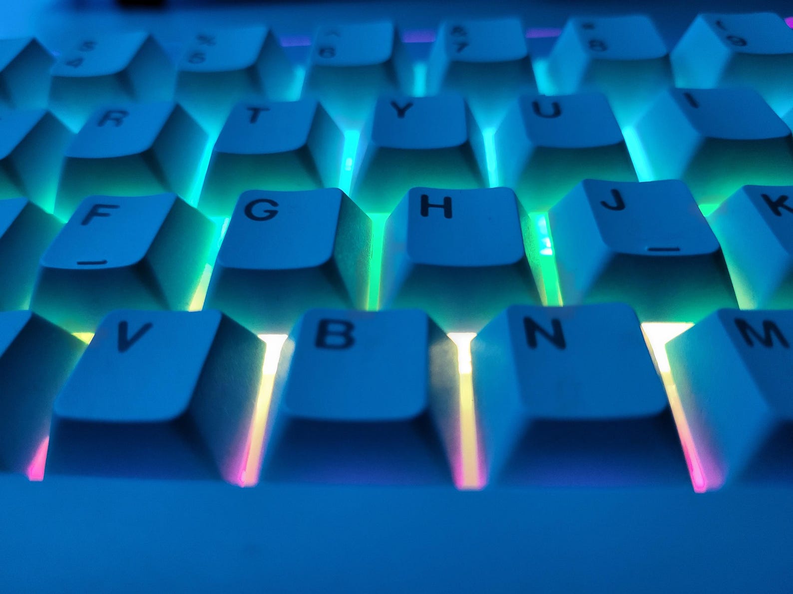 CK67 Mechanical Gaming Keyboard - Gradient Blue Minimalistic Keycaps ...