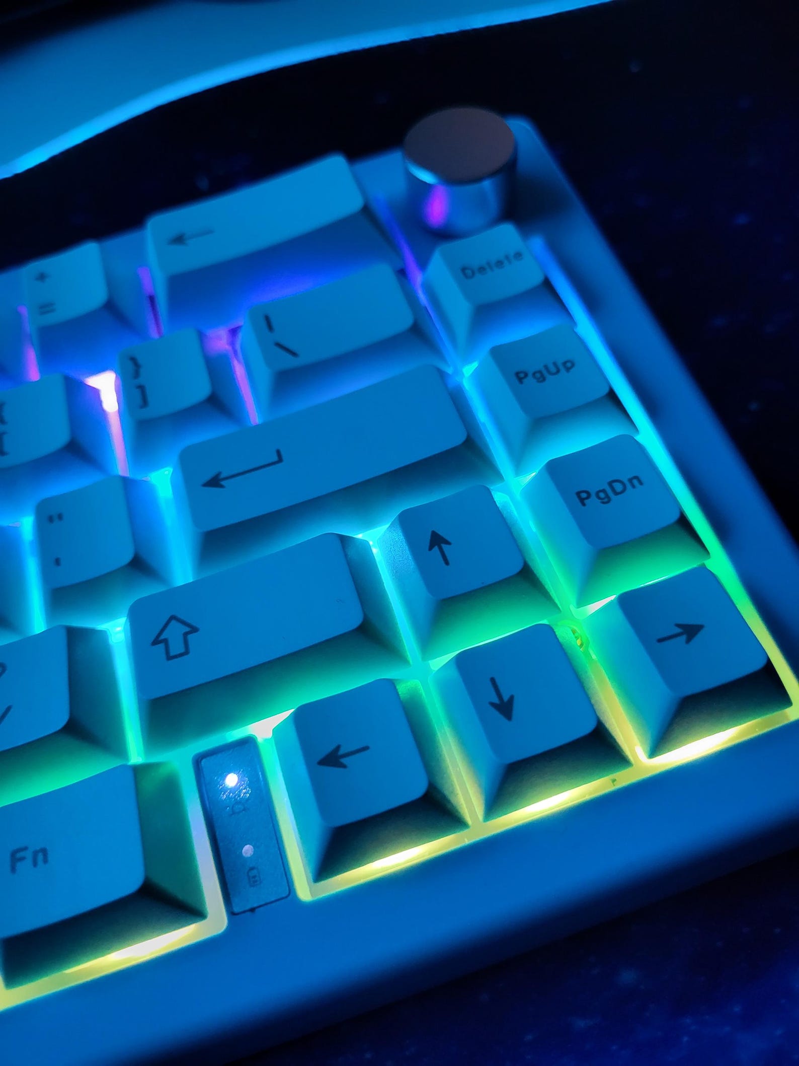 CK67 Mechanical Gaming Keyboard - Gradient Blue Minimalistic Keycaps ...