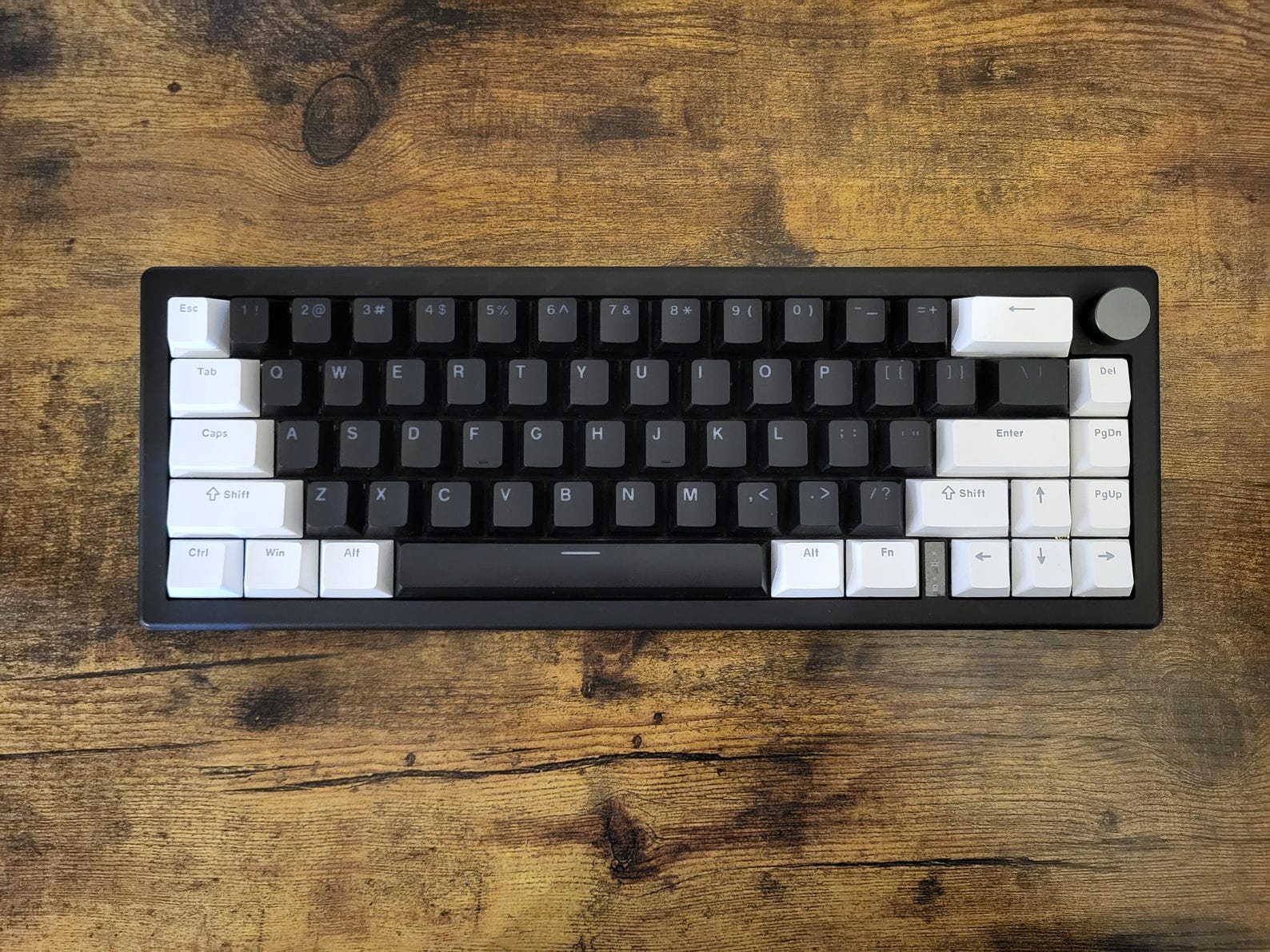 CK67 Mechanical Gaming Keyboard - Black & White Minimalistic Keycaps ...