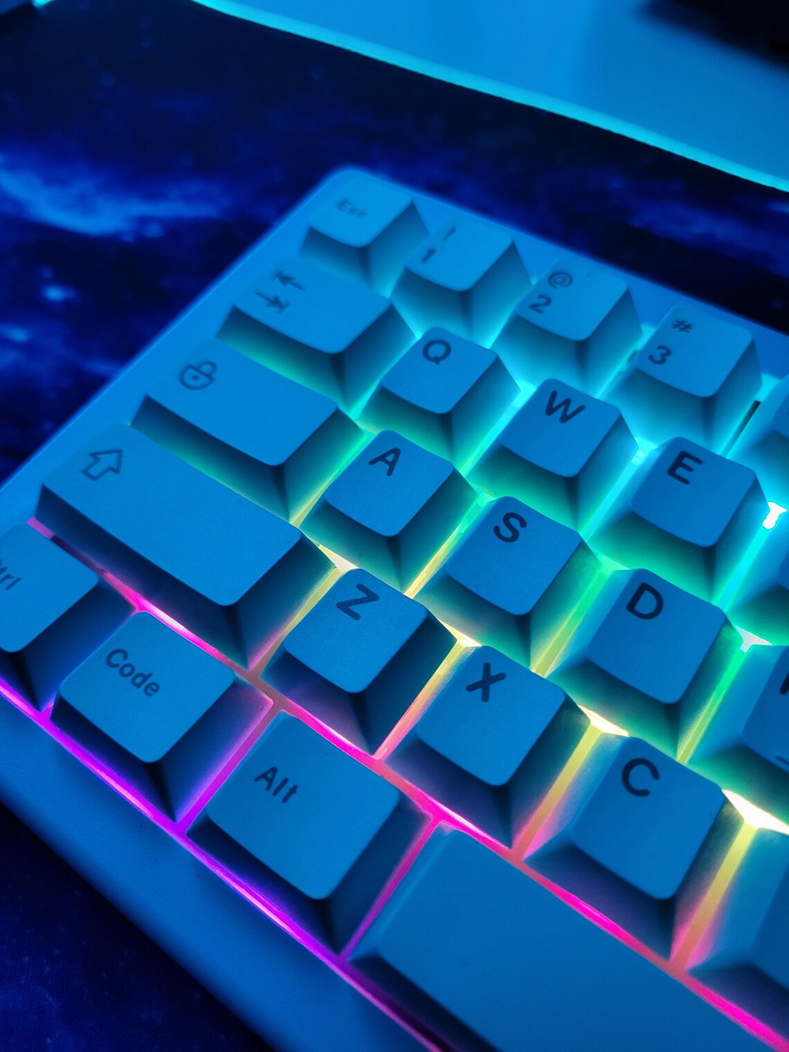 CK67 Mechanical Gaming Keyboard - Gradient Blue Minimalistic Keycaps ...