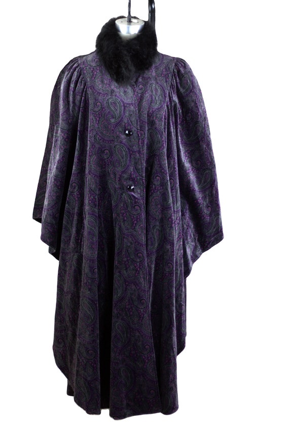 Sz M// 1970s C'est Simone Purple Cape// Velvet paisley - Gem