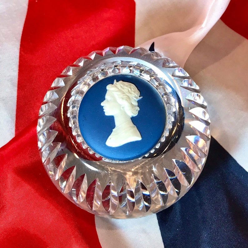 Queen Elizabeth 11 Wedgwood Jasper & Cut Crystal Paperweight. Deep ...