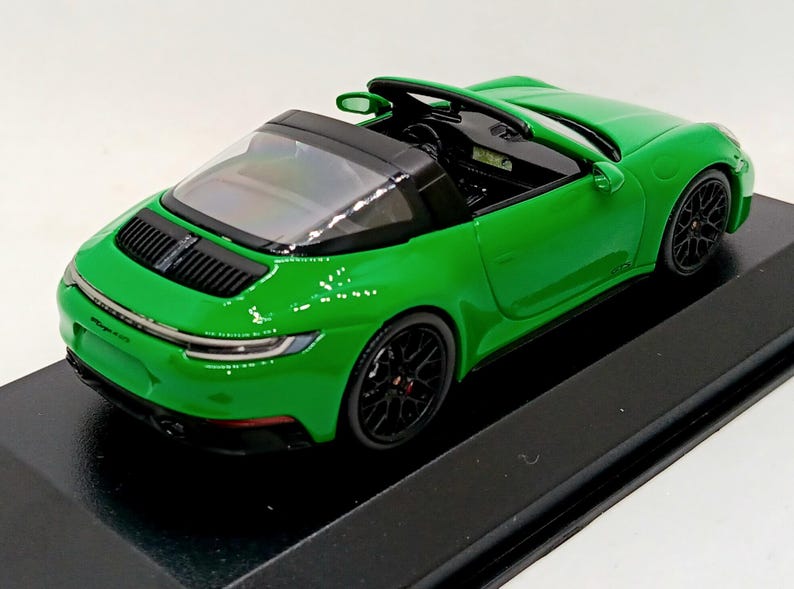 Porsche 911 Targa 4 GTS in Python Green ( 2022 ) Modelcar by Minichamps ...