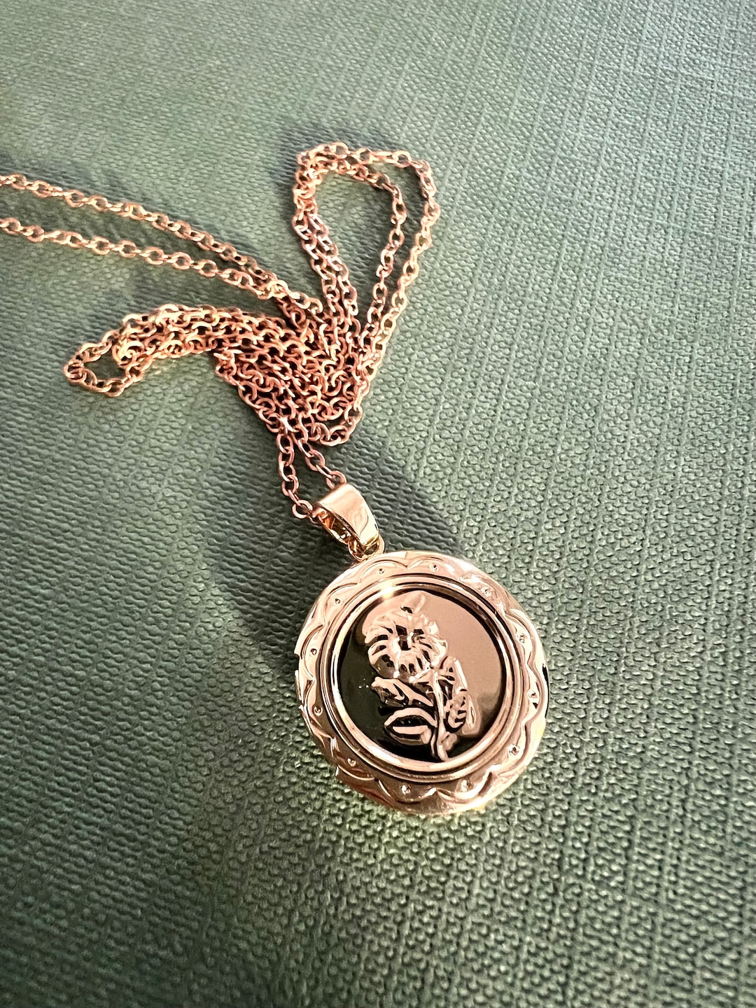 18k Gold Flower Locket Necklace: Antique Style Photo Keepsake - Etsy