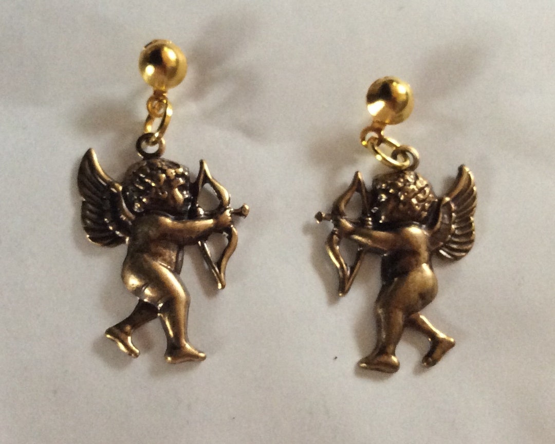 Cheeky Cupid ángel querubín cupido aretes de latón envejecido para ...