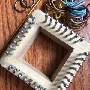 Min-e Loom KIT, 4" Wooden Square, Hook, Colored Elastics, Hanging Rings ...