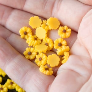 8mm Two-tone Daisy Cabochons in Yellow and Brown Flatback Resin Flower ...