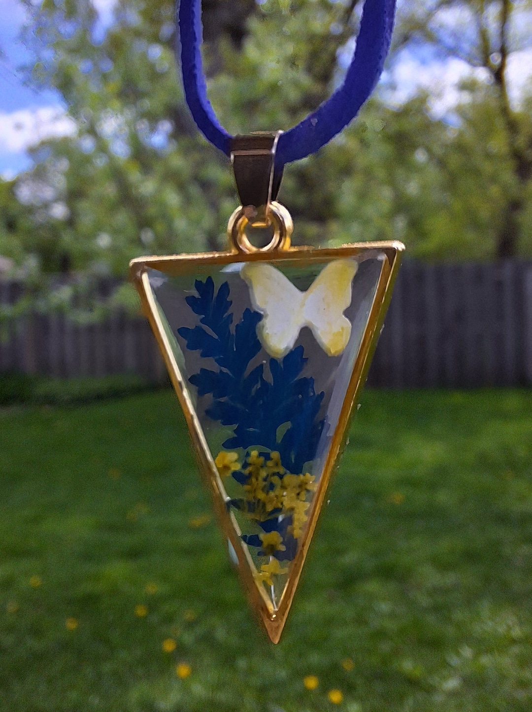 Handmade Resin Pendant Necklace With Dried Flowers and a Little Resin ...