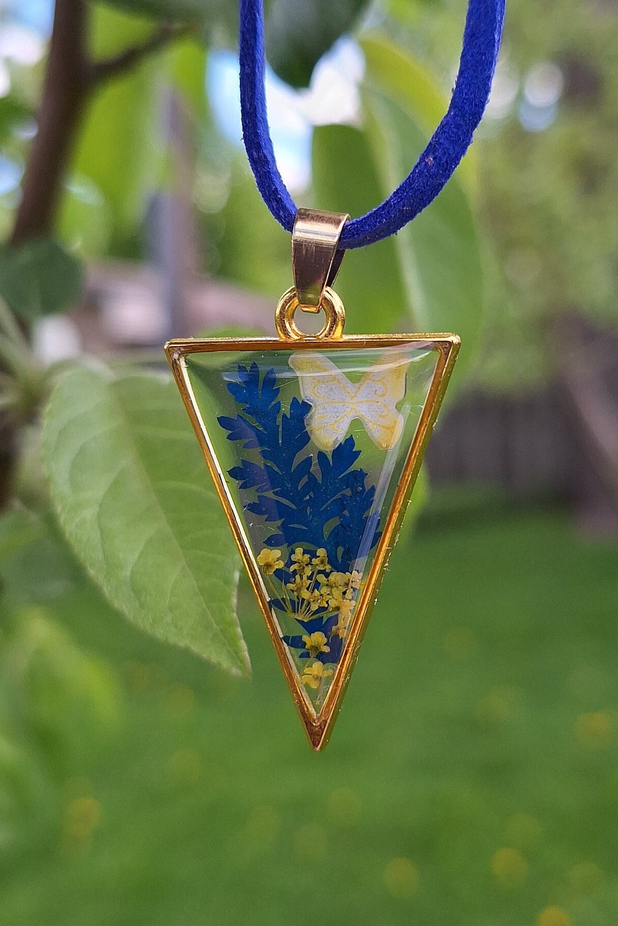 Handmade Resin Pendant Necklace With Dried Flowers and a Little Resin ...