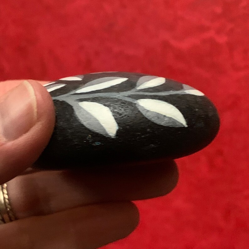 BLOOM Art Stone - Pacific Ocean - Artist Stone - Flower and Leaves in Grey Black and White ...