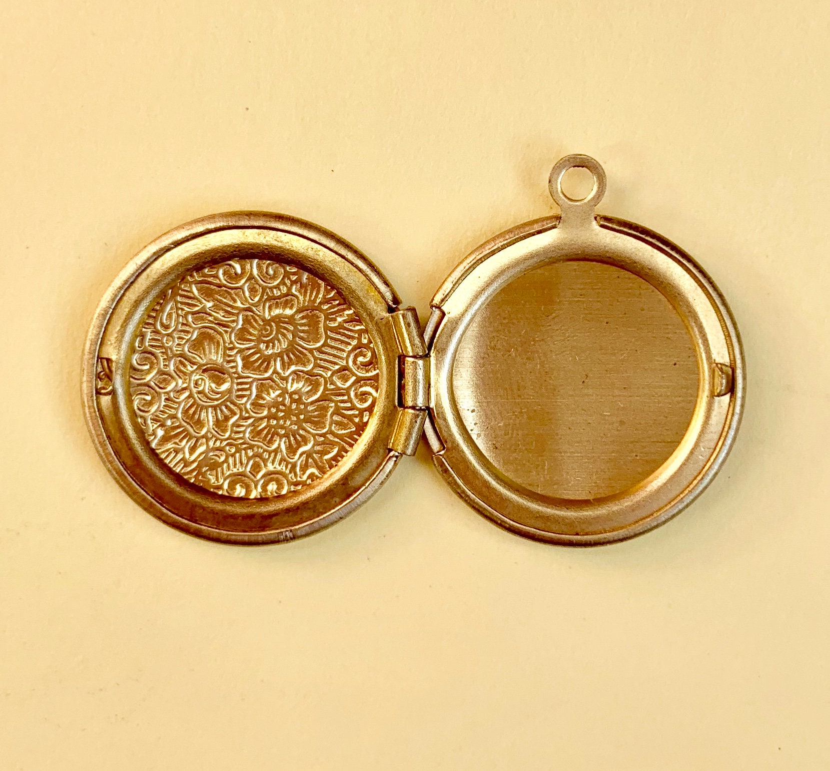 6 Vintage Brass Gold Pendant Lockets With Pattern - Etsy