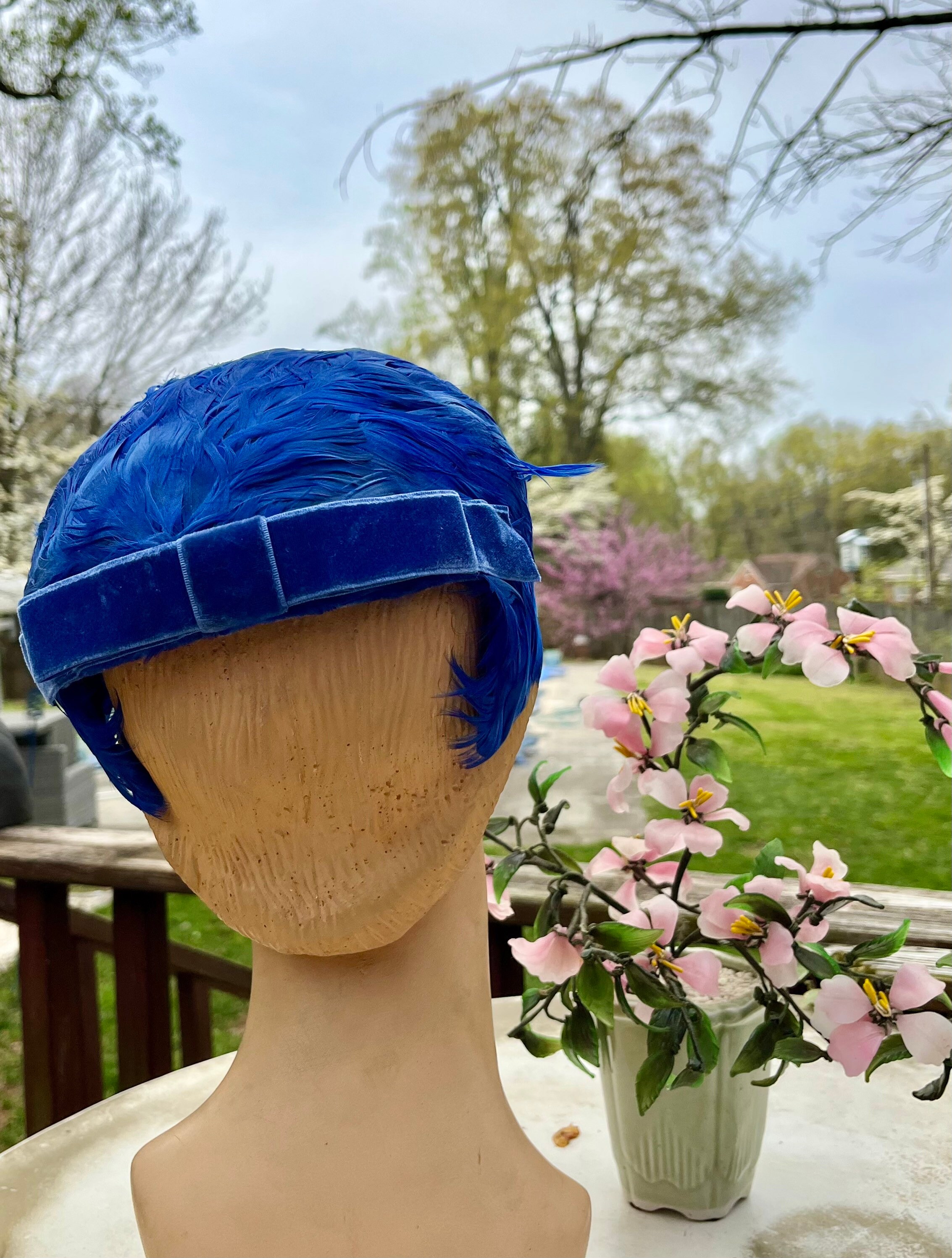 Cobalt Feather Fantasy ~ Vintage 1950’s Blue Feather Wig Casque ...