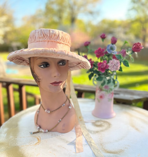 1920’s Ruched Pink Silk Velvet Hat ~ Vintage Pastel T… - Gem
