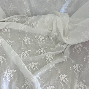 High Quality 100% Cotton Woven White Small Flower Floral Pattern ...