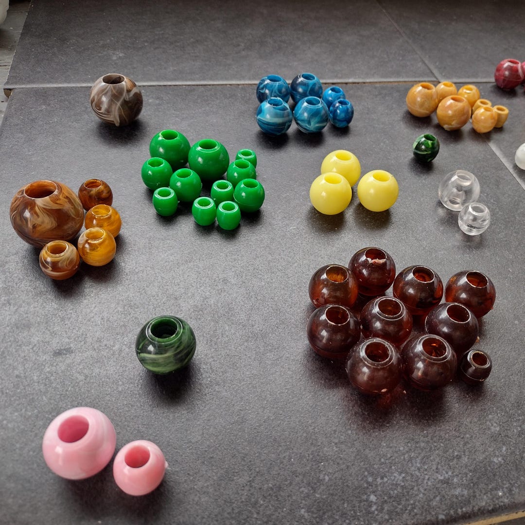 Assorted Vintage Plastic Macrame Beads 96 Beads Some Fancy Swirls and ...