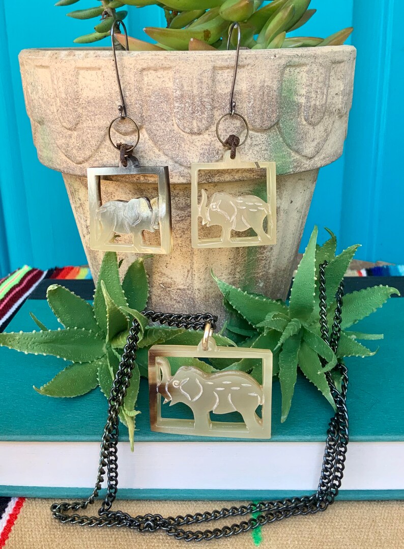 FREE Shipping-vintage Stunning & Unique Hand Carved MOP | Etsy