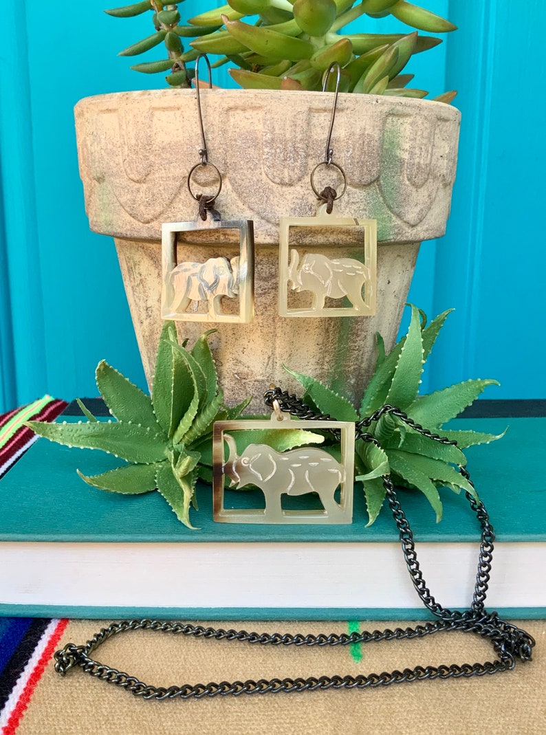 FREE Shipping-vintage Stunning & Unique Hand Carved MOP | Etsy