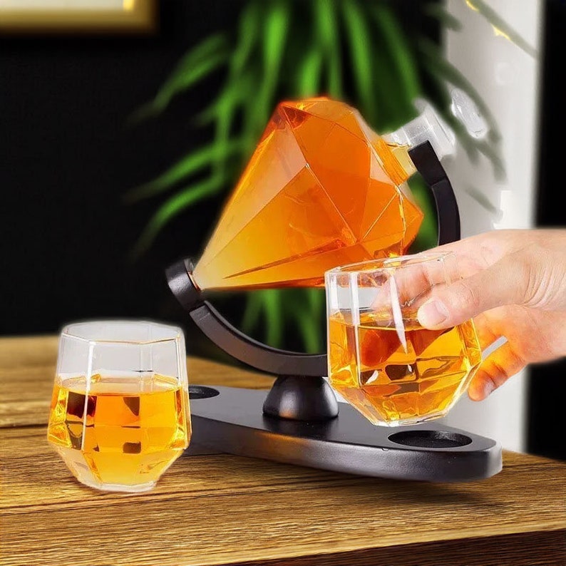 Diamond Shaped Wine and Whiskey Decanter, High Borosilicate Glass ...