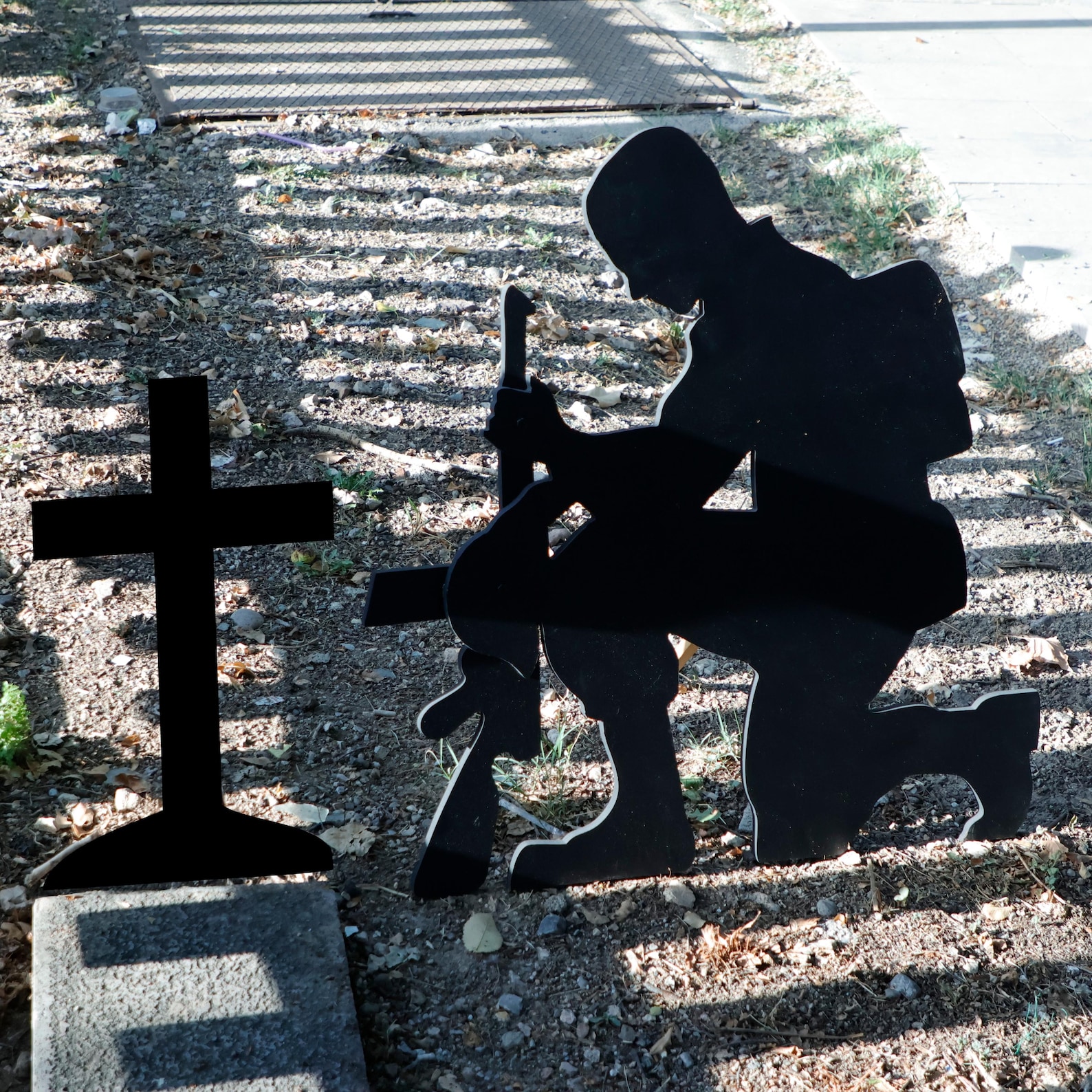 Kneeling Soldier Cross Memorial Yard Art, Fallen Soldier Tribute Decor ...