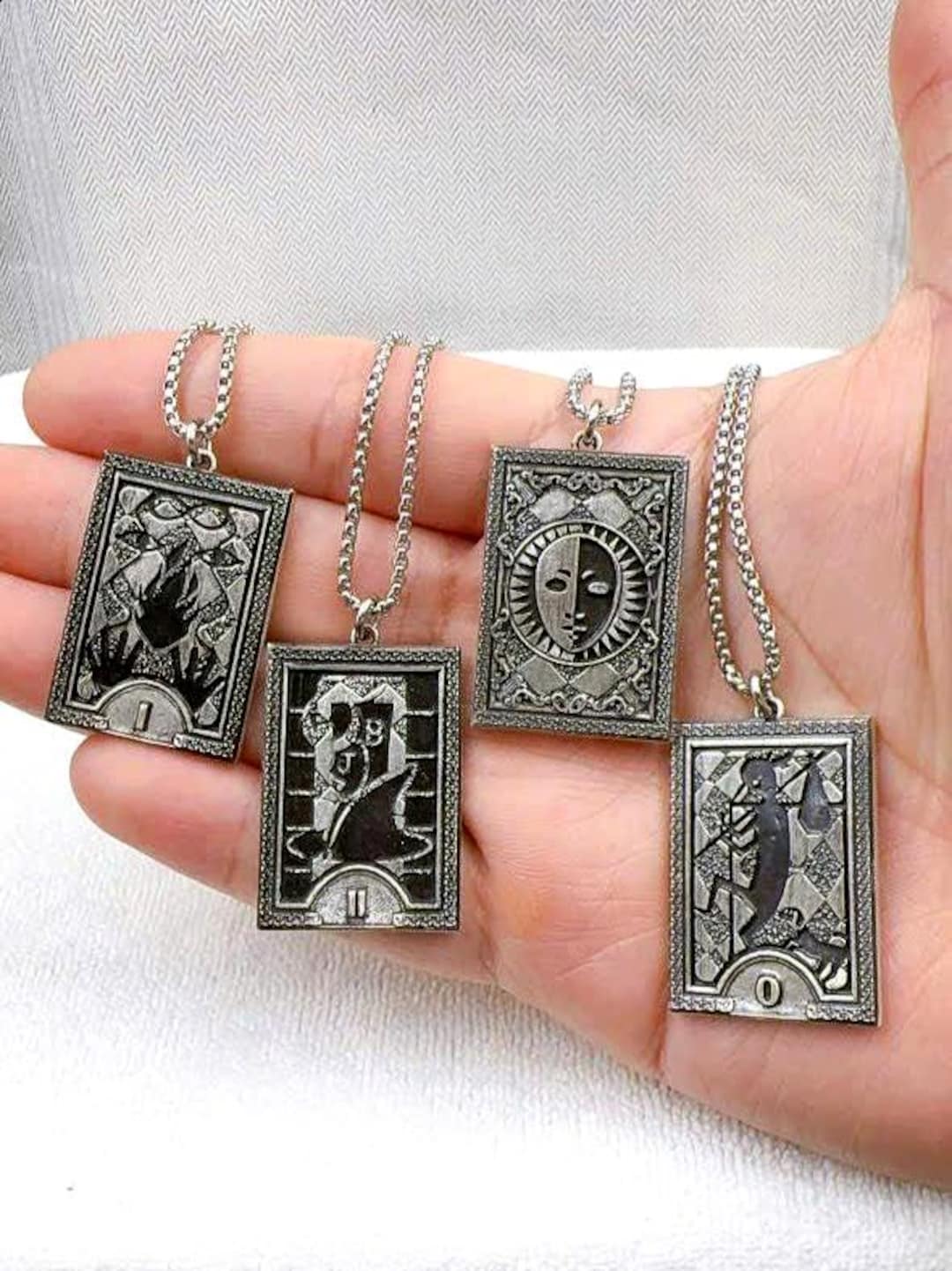 EXCLUSIVE Persona 3 Arcana Card Pendant Necklace Set, the Fool ...