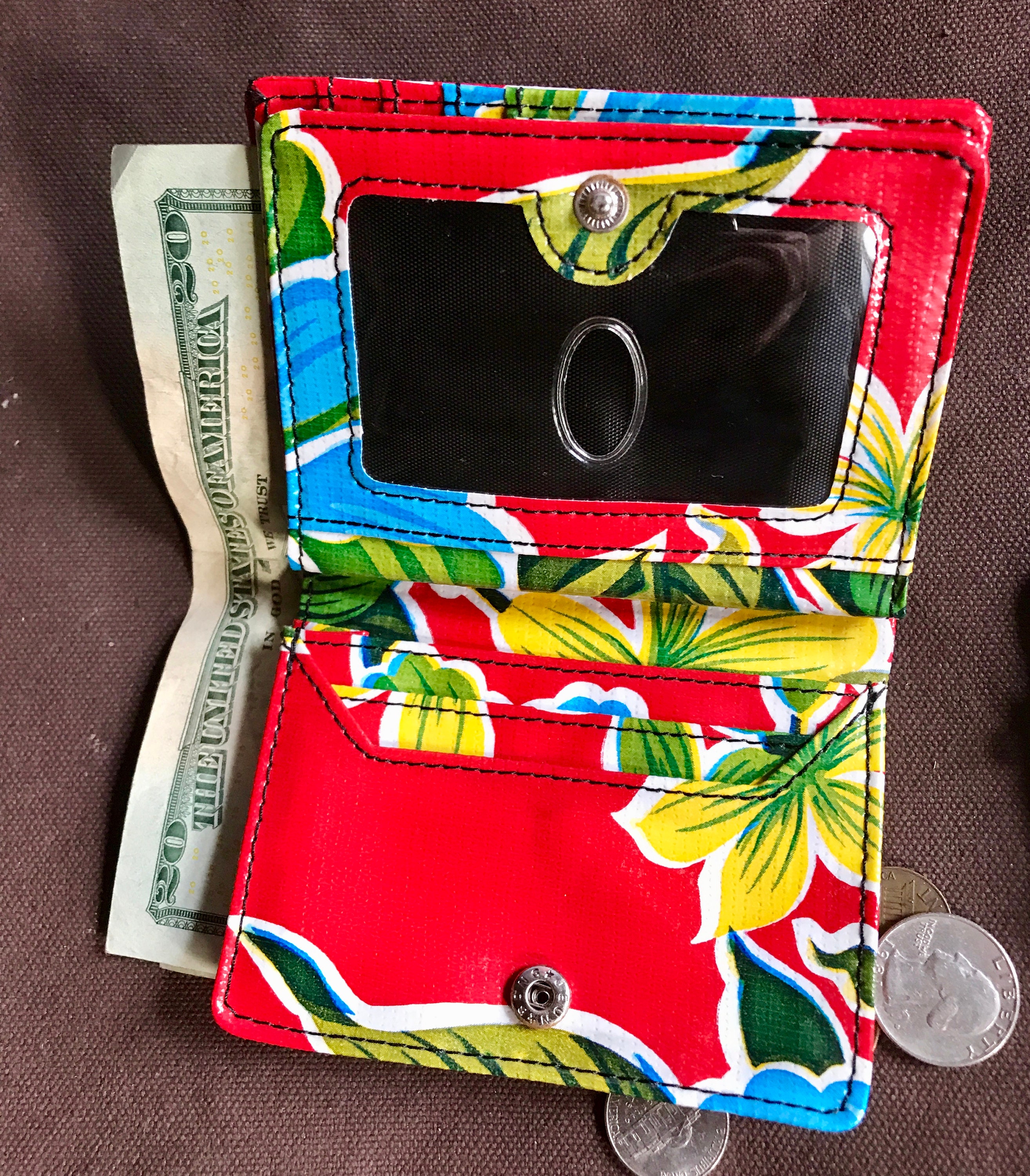 Oil Cloth Red Floral Trifold Wallet, Women's Vinyl Billfold Credit Card ...