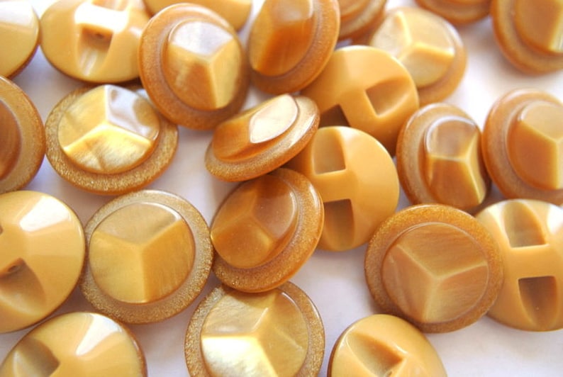 6 Vintage Plastic Buttons, 20mm Beige Buttons - Etsy