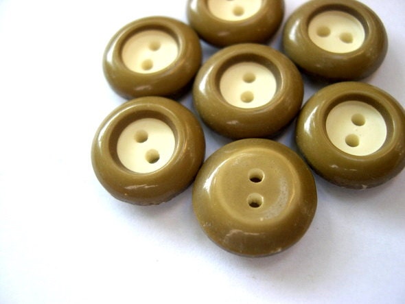 6 Vintage buttons olive green plastic with white center 17mm | Etsy