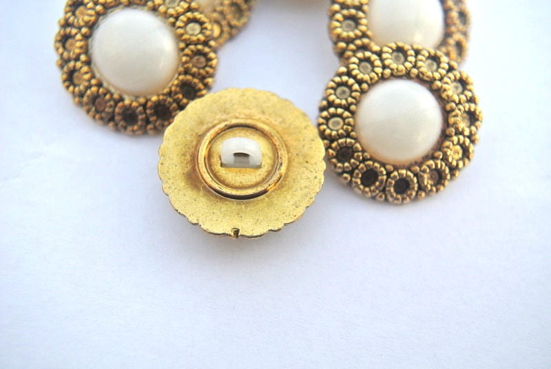 6 Vintage flowers buttons lace design with white trim center | Etsy