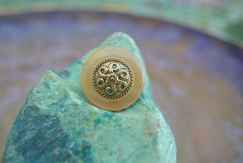 6 Vintage buttons antique gold color metal flower design on | Etsy