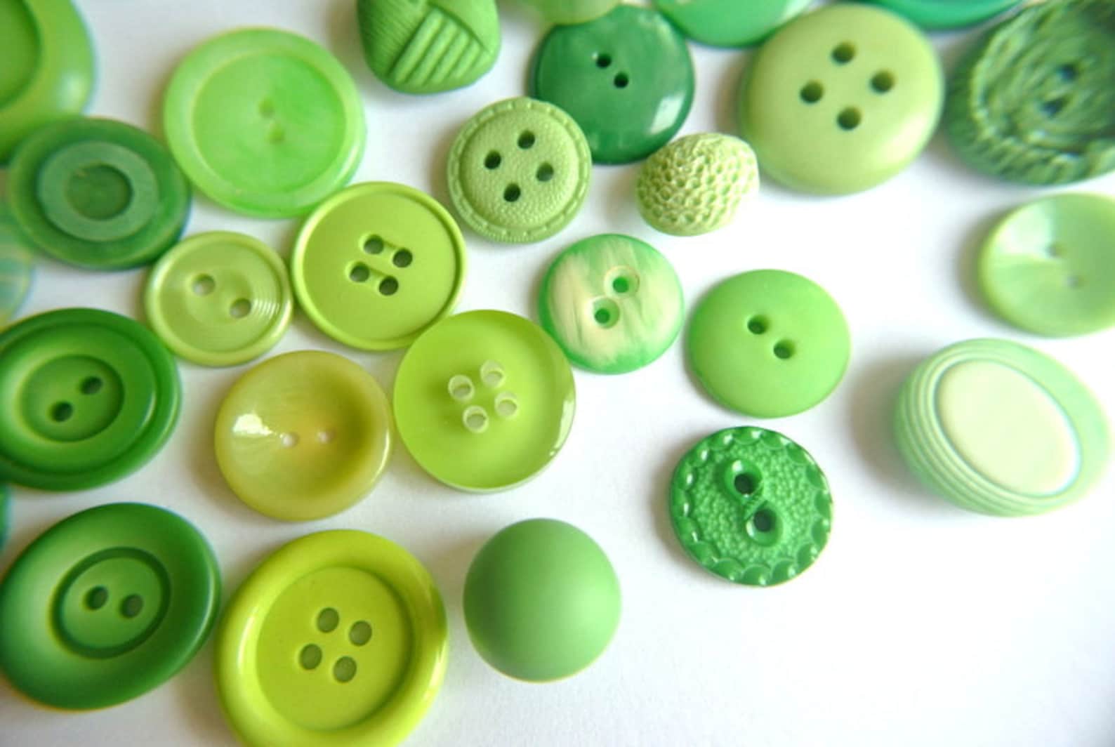 46 Green Buttons Antique and Vintage Plastic Buttons in 46 | Etsy