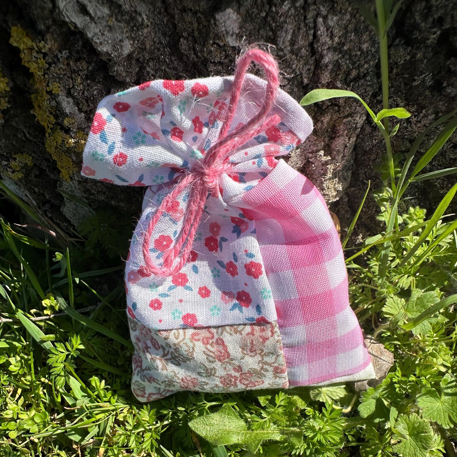 Regalo personalizado hecho a mano para invitados con patchwork de rosas ...