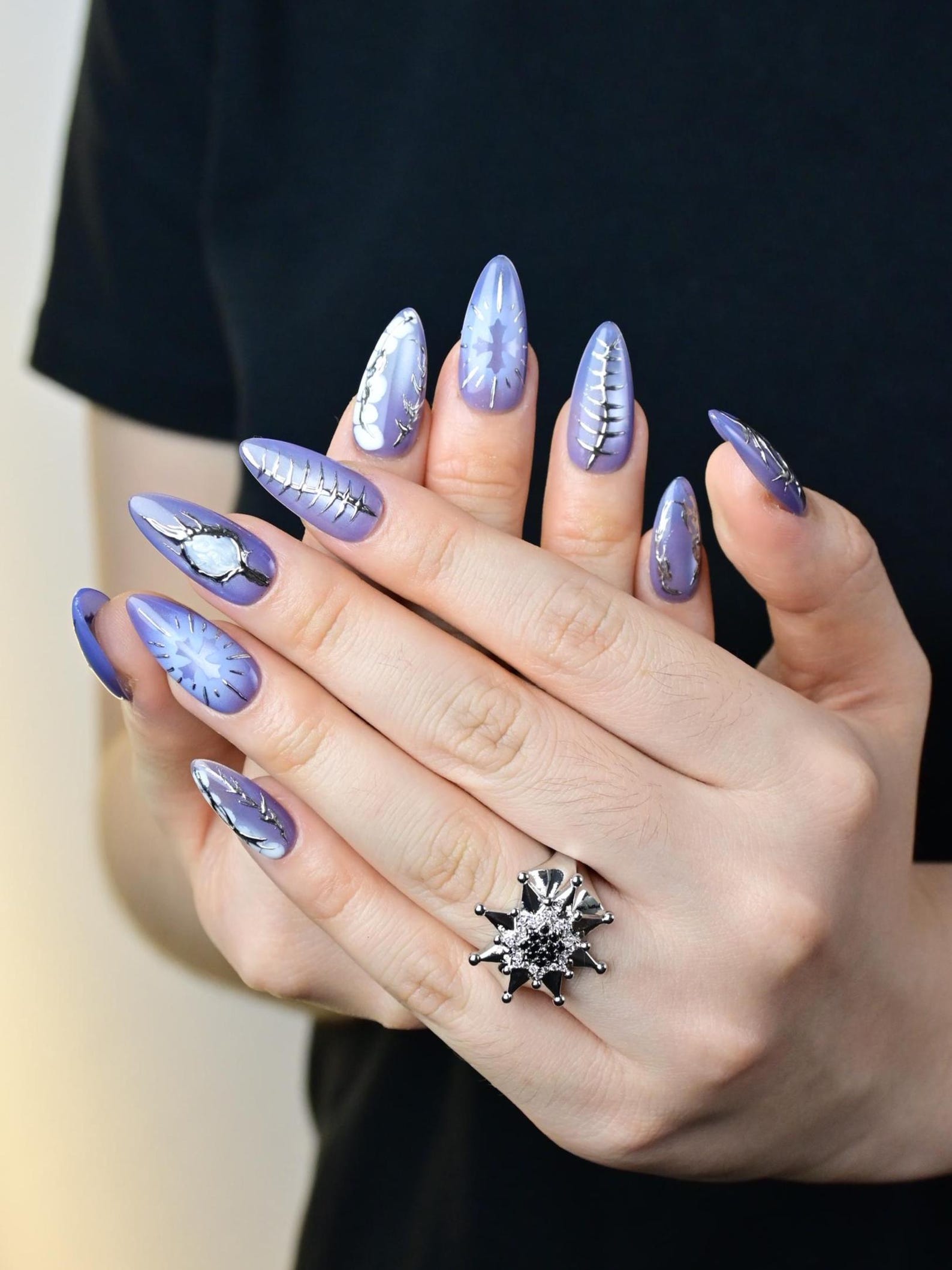 Uñas acrílicas góticas azules, uñas de gel con diseño de hueso plateado ...