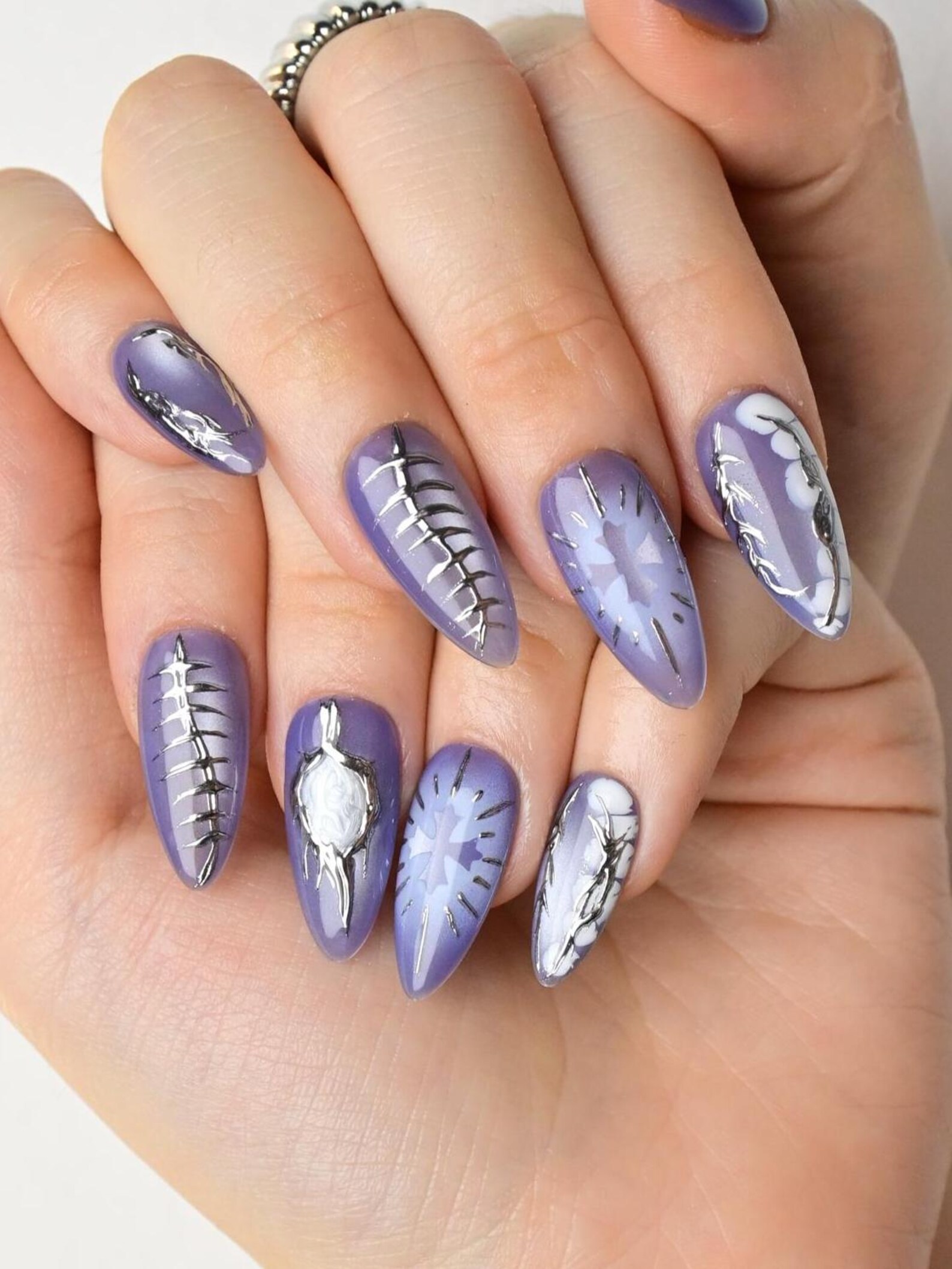 Uñas acrílicas góticas azules, uñas de gel con diseño de hueso plateado ...