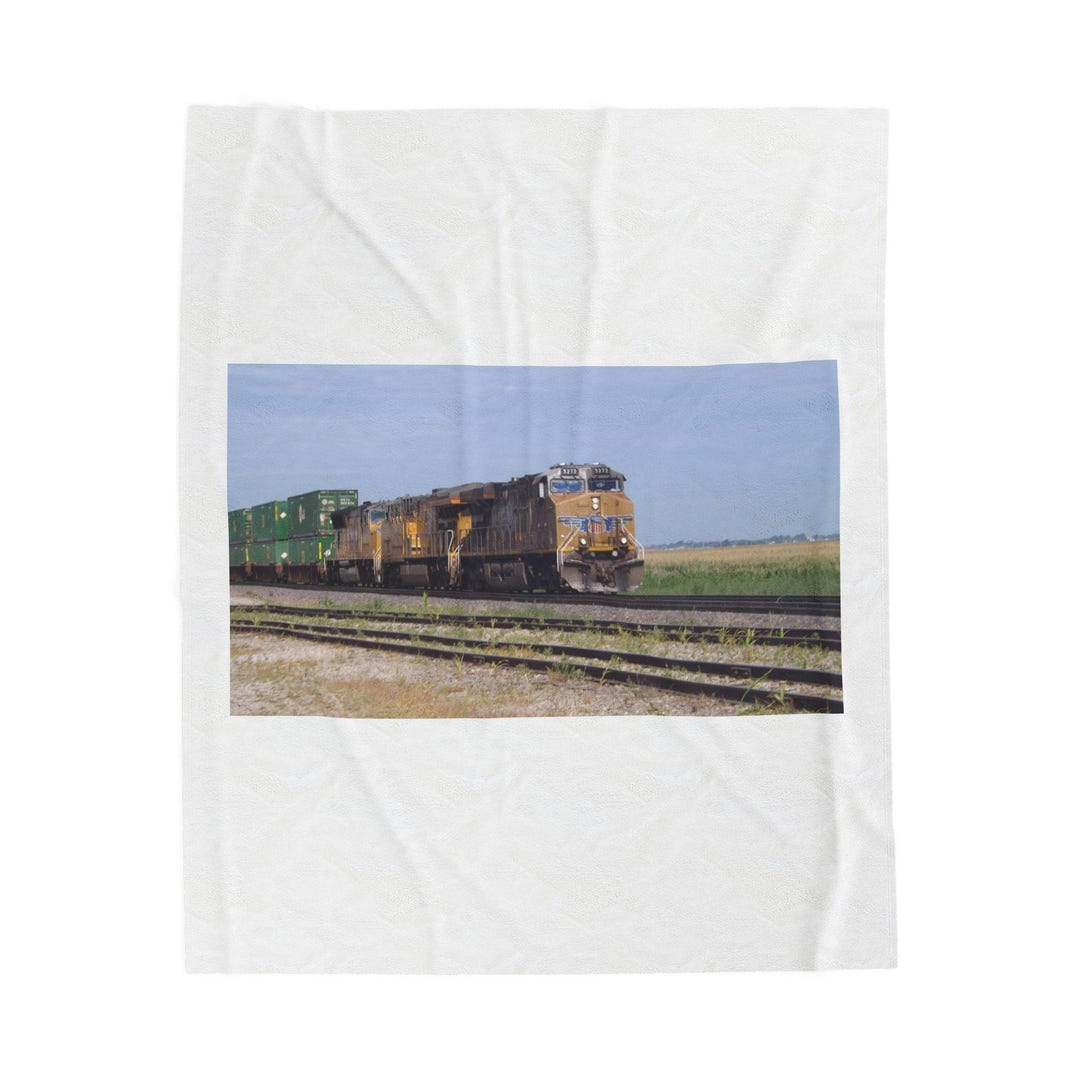 Cozy Train-themed Velveteen Plush Blanket, Warm Gift for Train Lovers ...