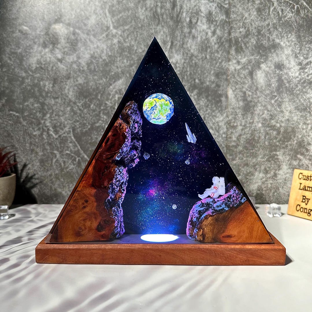 Galaxy Space Resin Art Lamp, Astronaut Resin Night Light, Unique ...