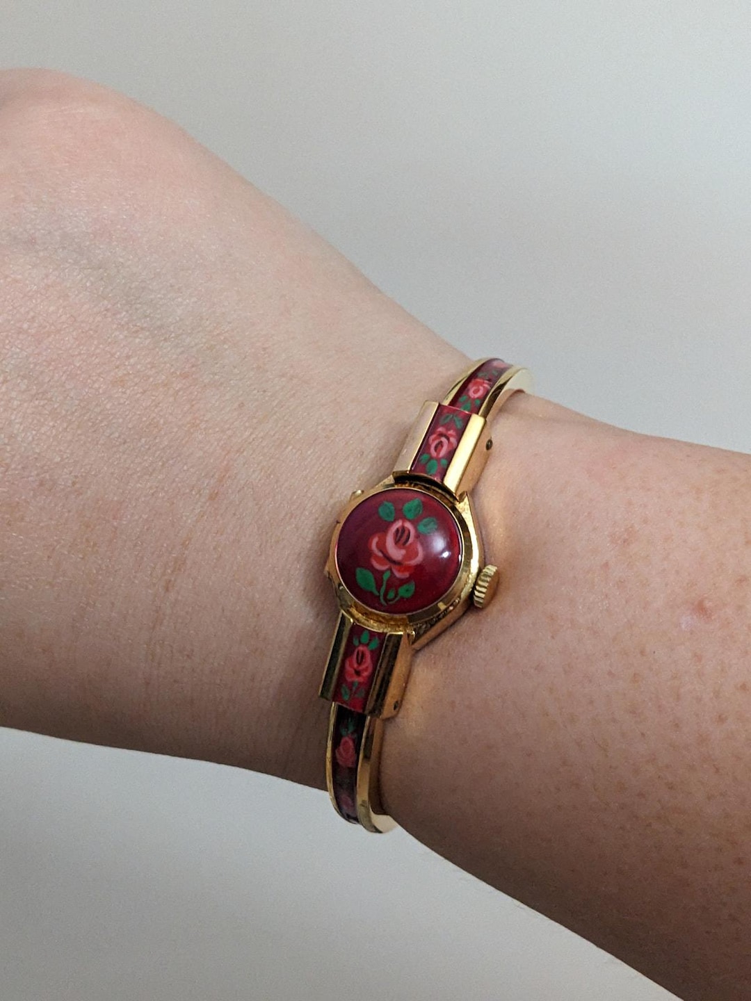 Vintage Chandler Manual Wind Gold Tone Red Floral Enamel Peek a Boo ...