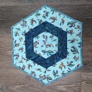 Hand Quilted Hexagonal Sea Turtles Table Topper / Candle Mat - Etsy