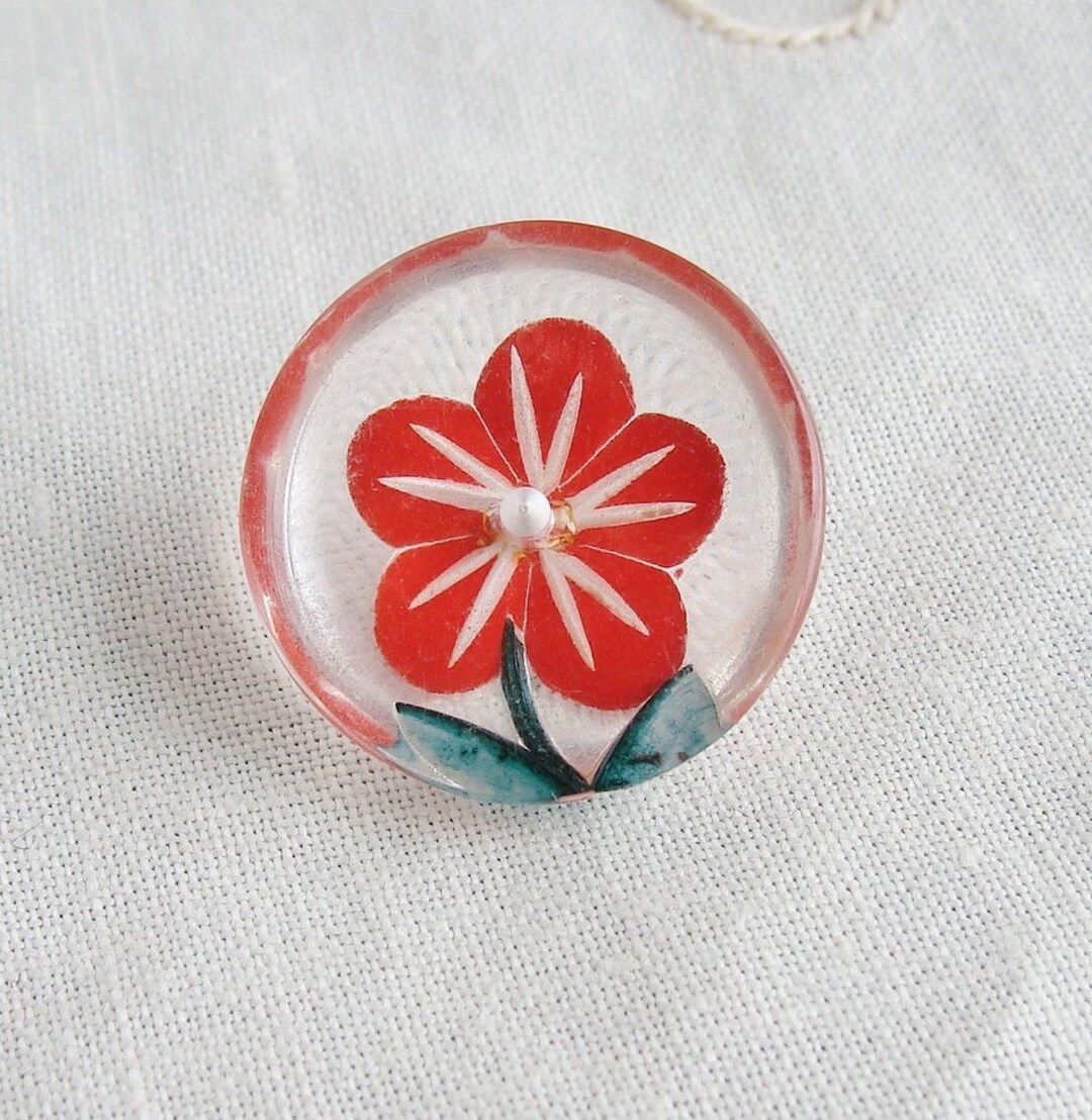Vintage rojo invertido tallado Lucite botón pintado a mano flor con ...