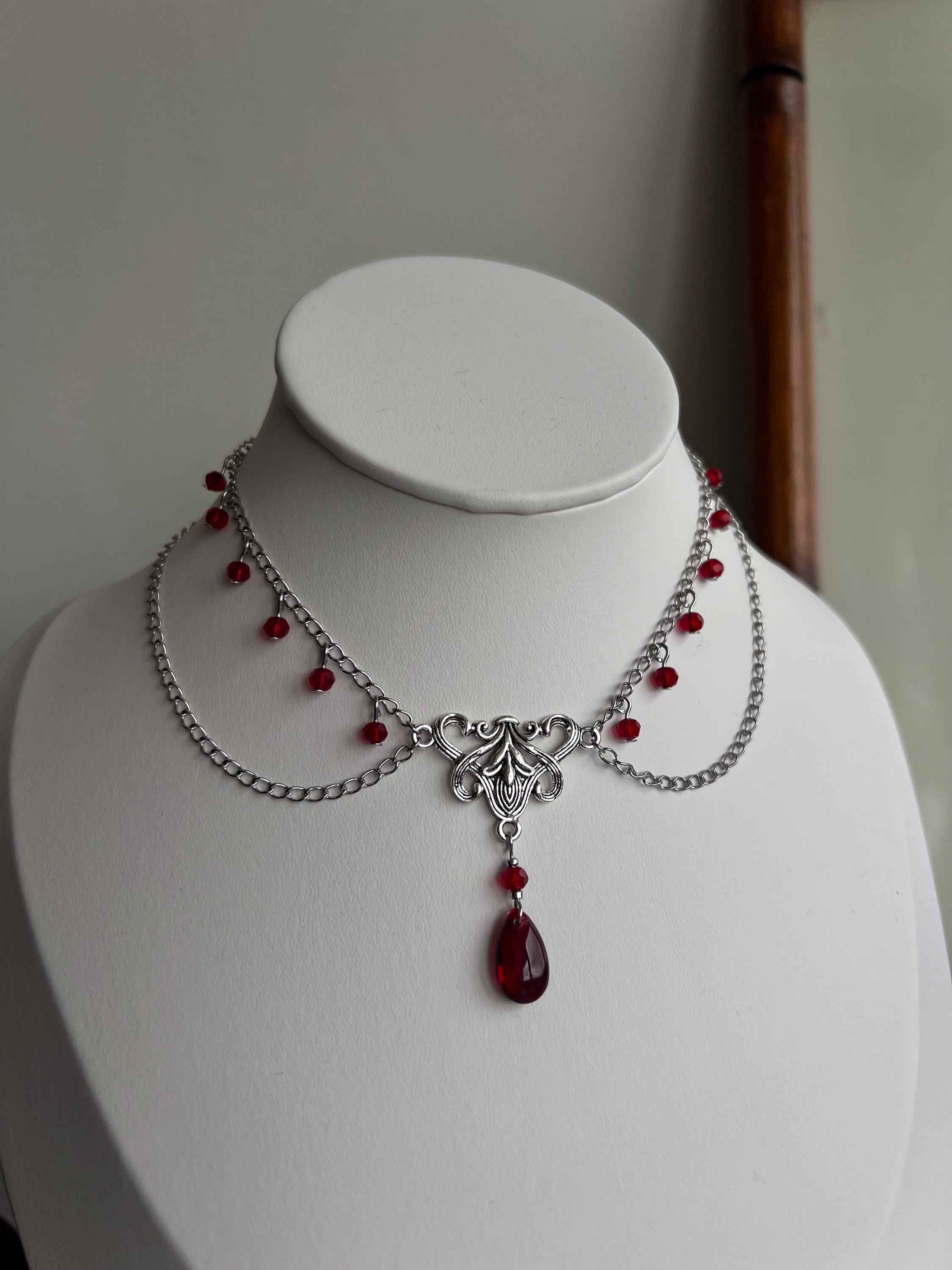 Collier ras du cou royal avec perles rouges, connecteur fleurs & perle ...