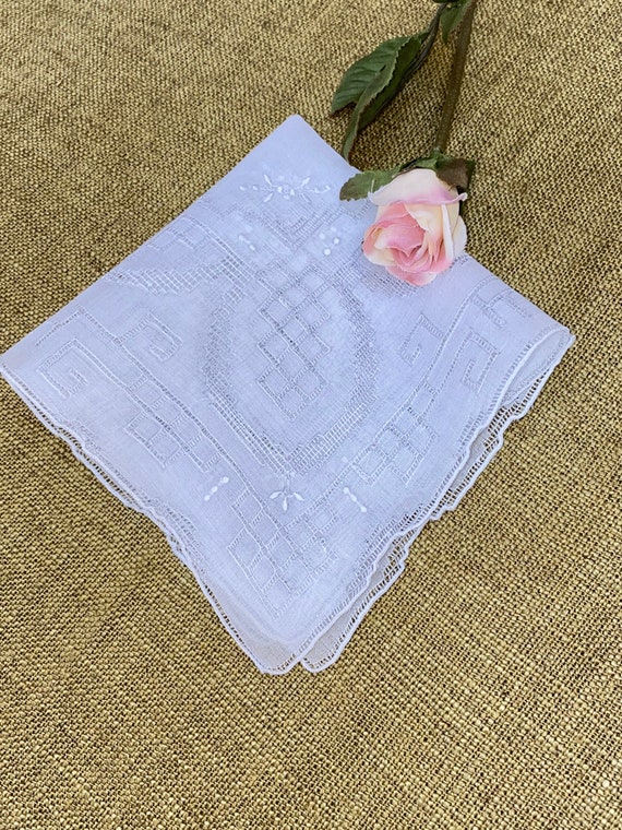 Vintage white embroidered hankie - Gem